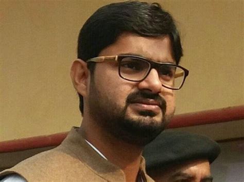 Criminals Looted Carbine Of Mukhtar Ansari Mla Nephew Mannu Ansaris Gunner In Shramjeevi