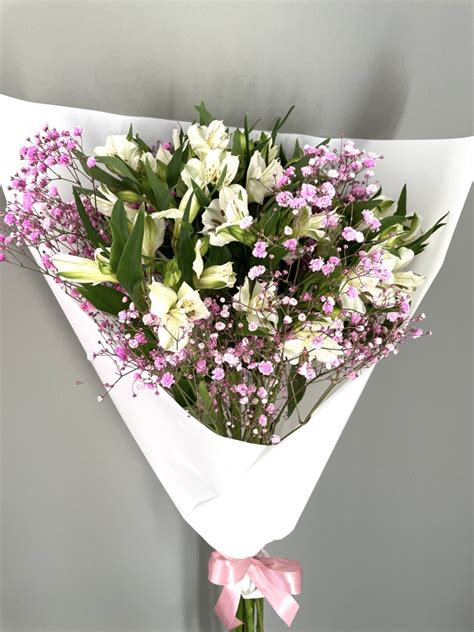 Alstromerijų Ir Gipsofilijos Puokštė Gėlės į Namus Jonavoje