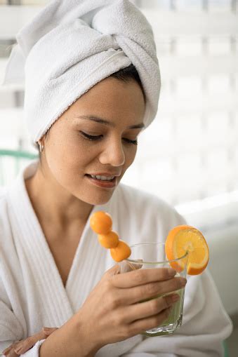 과일로 장식 된 천연 주스와 스파 데이 젊은 여자에서 머리에 수건으로 장식 헬스 스파에 대한 스톡 사진 및 기타 이미지 헬스