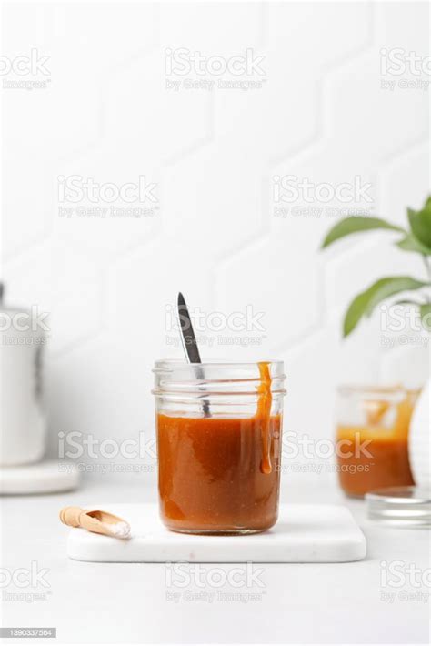 숟가락으로 항아리에 수제 캐러멜 화이트 보드에 소금에 절인 카라멜 소스 타일 배경 0명에 대한 스톡 사진 및 기타 이미지 0명 갈색 끈적거리는 Istock
