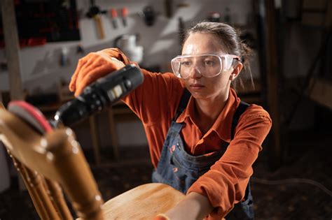 작업장의 여성 장인이 전기 드라이버로 나무 의자를 조립합니다 작업 스튜디오에서 일하는 여자 목수 25 29세에 대한 스톡 사진 및 기타 이미지 Istock