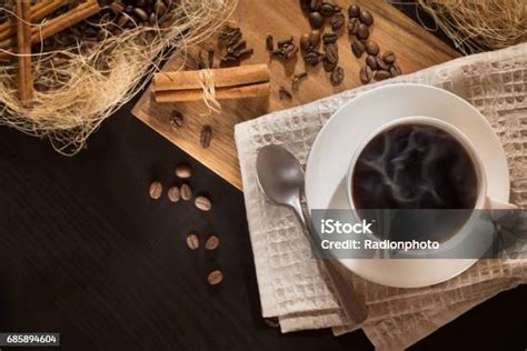 연기 블랙 커피 한 잔에 볶은 커피 곡물 및 계 피 에 나무 배경 상위 뷰 고 비문에 대 한 프레임입니다 0명에 대한 스톡 사진 및 기타 이미지 Istock