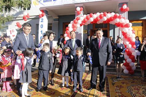 УИХ ын дарга М Энхболд I сургуульд 20 ширхэг компьютер бэлэглэлээ