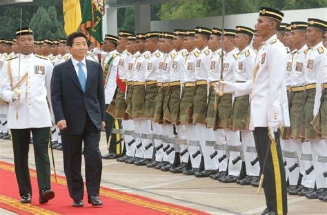 [노무현사료관] [말레이시아 국회의사당에서 열린 공식환영식에서 의장대를 사열하는 노무현 대통령]