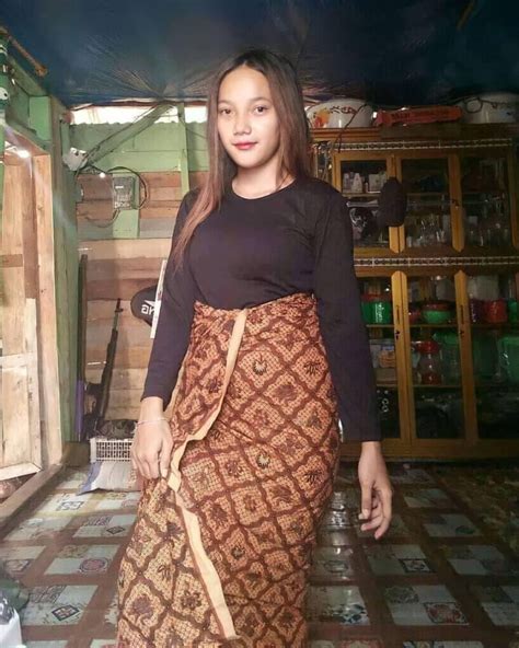 Intip Pesona Kecantikan Gadis Desa Pakai Sarung Batik Dzargon