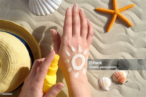 자외선 차단제를 곁들인 손 조개 껍질 불가사리 선햇 자외선 차단제 및 크림손 자외선의 해로운 영향으로부터 피부와 신체를 보호하는 개념 햇볕 차단 로션에 대한 스톡 사진 및