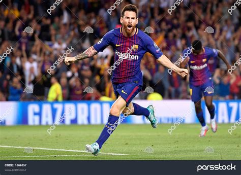 لیونل مسی در حال شادی بعد از کل در زمین با لباس تیم بارسلونا 1664057