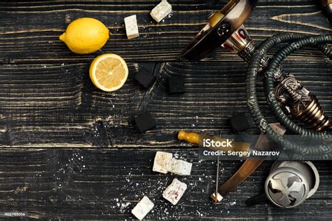 레몬의 혼합물의 담배 맛 아랍어 물 담 뱃 대 어두운 나무 배경의 상위 뷰 물담배에 대한 스톡 사진 및 기타 이미지 물담배 담배 용품 레몬 Istock