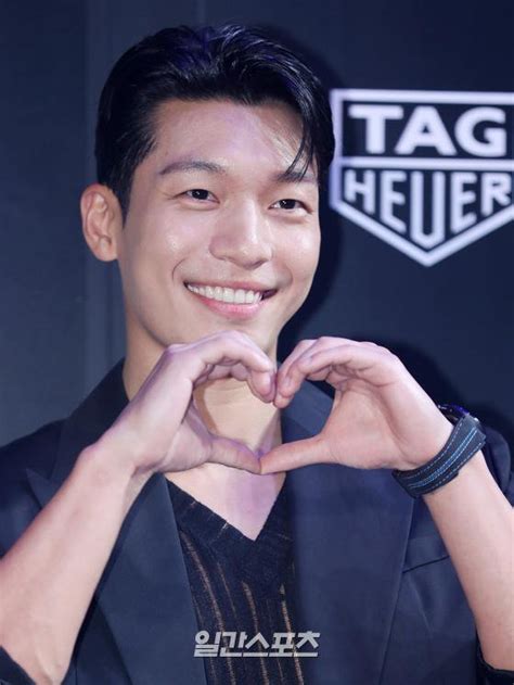 [포토] 위하준 사랑스럽게 손하트 네이트 연예
