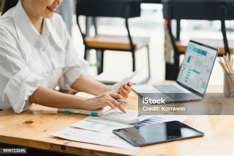 공동 작업 공간의 노트북 화면에서 재무 보고서 대시보드에서 작업하는 여성 비즈니스 분석가 또는 회계사 25 29세에 대한 스톡 사진 및 기타 이미지 Istock