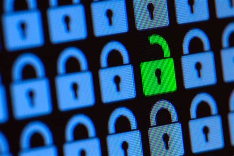 개인 정보 손실의 상징으로 자물쇠를 엽니 다 해킹 또는 오픈 데이터 파란색과 녹색 픽셀이 검은색 배경에 잠기고 닫히다 깨짐에 대한 스톡 사진 및 기타 이미지 Istock