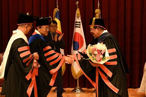 អ្នកឧកញ៉ា ឃុន សៀ គោរពអបអរសាទរតេជោ ហ៊ុន សែន ក្នុងឱកាសដែលសម្ដេចទទួលសញ្ញាបត្របណ្ឌិតកិត្តិយស