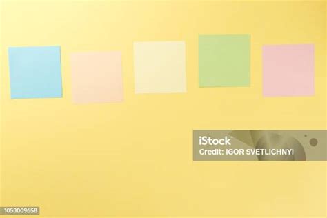 노란색 바탕에 다채로운 종이 스티커 최고의 볼 수 있습니다 플랫이 하다 공간에 복사 합니다 개념입니다 노란 배경에 색상 빈 사무실 스티커의 모형 많은 0명에 대한 스톡 사진