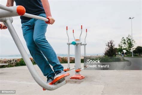 남자 스포츠는 야외에서 도시에서 장비에 훈련 한다 건강 한 라이프 스타일과 모든 사람을 위한 훈련 하는 스포츠의 접근성의 개념 공공 장소에서 사용할 수 있는 스포츠