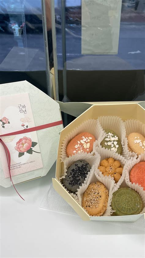 꿉 꿉 딸기의 계절 겨울이 왔어요🍓 달콤한 딸기가 새하얀 케이크 위에 톡 레터링 없이도 너무 예쁘고 특별한 케이크를 꿉에서 만나 보세요 ️ 크리스마스 케이크