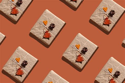 파스텔 배경에 종이 선물 상자 사진으로 만든 트렌디 한 크리스마스 패턴 최소한의 제로 폐기물 새해 개념 갈색에 대한 스톡 사진 및 기타 이미지 Istock