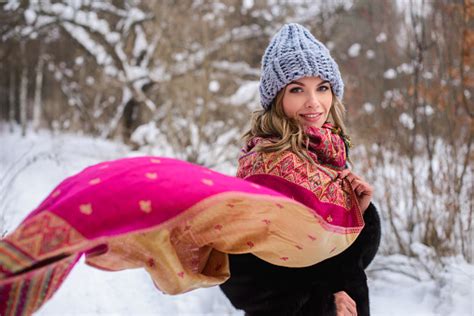 파란 모자를 쓴 소녀 검은 모피 코트와 눈 덮인 숲 사이에서 펄럭이는 분홍색 비행 스카프 눈 냉동상태의 물에 대한 스톡 사진 및 기타 이미지 눈 냉동상태의 물 여자