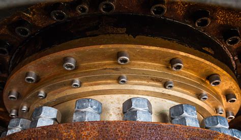 대형 볼트 연결 선박에 방위각 추진기를 부착하기위한 기초 볼트와 너트가 본체에 나사로 고정되어 있습니다 0명에 대한 스톡 사진 및 기타 이미지 Istock