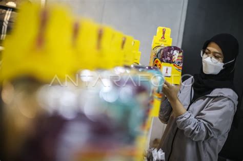 DAMPAK PENJUALAN MERCHANDISE PIALA DUNIA U ANTARA Foto