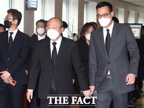 [tf사진관] 아들 손 잡고 고 이건희 회장 빈소 조문하는 김승연 회장 포토 기사 더팩트