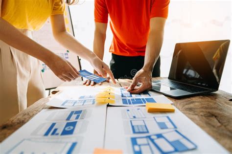 ux developer and ui designer brainstorming about mobile app interface