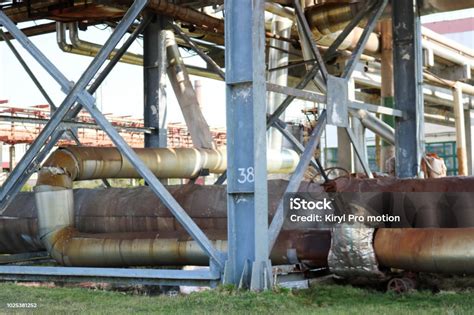 Estocada 파이프라인 정유 석유 화학 화학에서 파란색으로 빠른 분리형 단 열 대형 게이트 밸브와 증기 및 응축 수 분리 파이프 0명에 대한 스톡 사진 및 기타 이미지