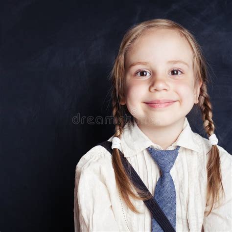 Portrait De Petite Fille Mignonne Enfant Heureux Souriant Sur Le Noir