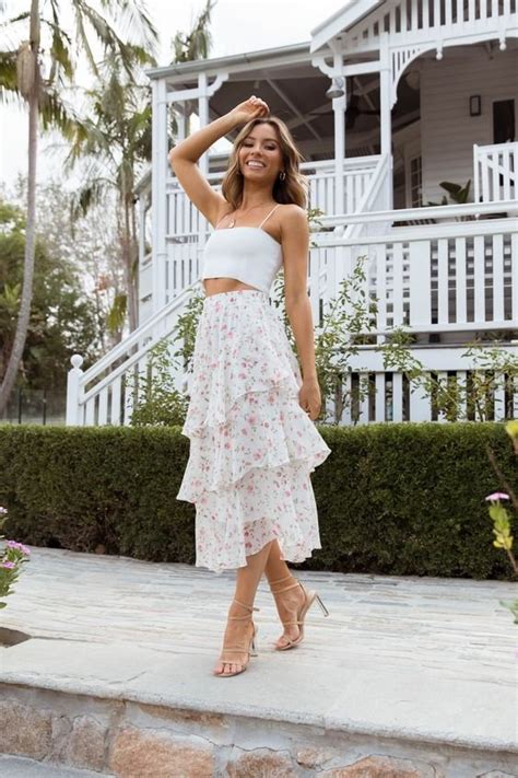 Модні спідниці з квітковим принтом 2025 як і з чим такі носити фото