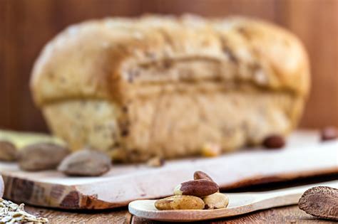 귀리와 아마씨와 함께 브라질 너트와 호두로 만든 수제 빵 수출 제품 브라질 요리 바닥 나무 테이블 건강한 요리 개념 0명에 대한 스톡 사진 및 기타 이미지 Istock