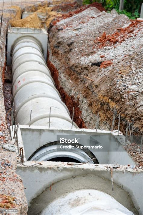 대형 정사각형 콘크리트 맨홀과 파이프 라인 하수도가 건설 현장에 설치되어 있습니다 수리에 대한 스톡 사진 및 기타 이미지 수리 지하 배수로 물 Istock