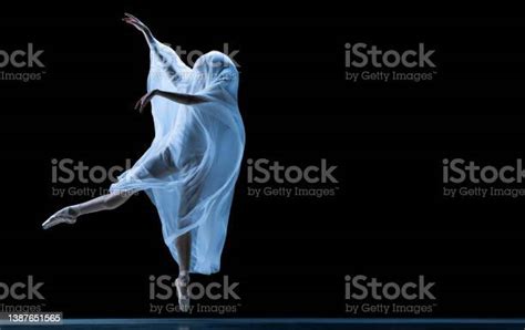 네온의 블랙 스튜디오 배경에 고립 된 무중력 직물과 우아한 클래식 발레리나 춤 극장 예술 아름다움 은혜 액션 과 모션 개념 Theatrical Performance에 대한