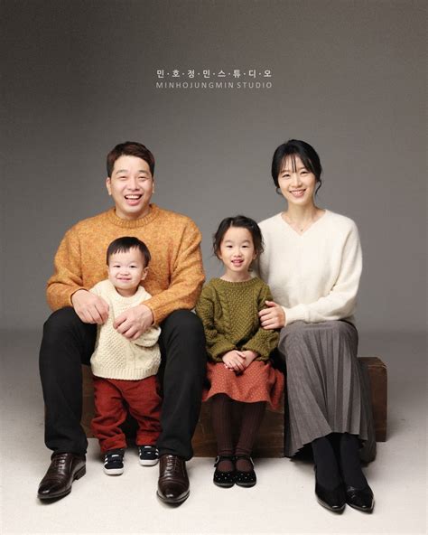 박민호 강남 가족사진 민호정민 스튜디오 겨울철 가족사진 의상 고민되시나요 그렇다면 오늘 피드를 주목해 주세요 컬러 조합 질감 계절감까지 너무
