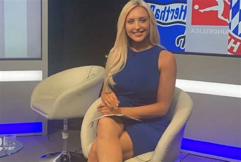 Profil Emma Jones Presenter Seksi Yang Curi Perhatian Di Panggung Euro Kumparan Com