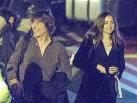 62세 톰 크루즈 26세 연하 본드걸과 런던 헬기데이트 포착