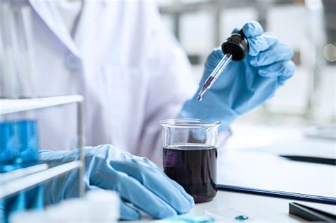 과학자 또는 실험실 코트보유 용 적폐 유리 플라스크의 시약 혼합 화학 액체가 함유 된 유리 제품 실험실 연구 및 현미경 테스트 Dna에 대한 스톡 사진 및 기타 이미지