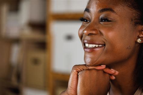 턱 밑에 손을 얹고 앉아 웃고 숙고하는 젊은 흑인 여성의 공간 사진을 복사하십시오 20 24세에 대한 스톡 사진 및 기타 이미지