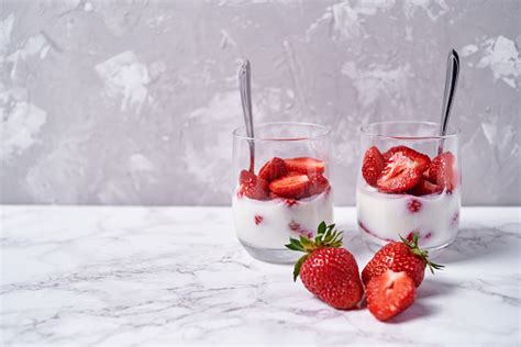 흰색 대리석 테이블 배경에 신선한 슬라이스 딸기와 숟가락건강한 요구르트 의 두 잔 복사 공간 건강한 아침 식사 음식 개념 0명에 대한 스톡 사진 및 기타 이미지 Istock