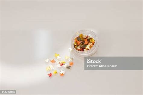 스팽글 항아리에 가을 잎 형태의 손톱과 몸을위한 장식 손톱과 몸을위한 골드 장식 0명에 대한 스톡 사진 및 기타 이미지 0명 귀여운 그림자 Istock