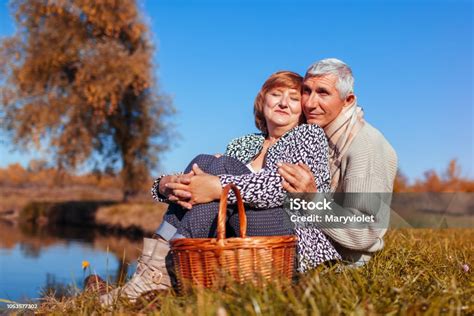 수석 커플이을 호수로 피크닉을 데입니다 행복 한 남자와 여자 성격을 즐기는 하 고 포옹 가을에 대한 스톡 사진 및 기타 이미지