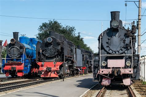 기차역 플랫폼 옆에 있는 오래 된 증기 기관차 레트로 기차 가을에 대한 스톡 사진 및 기타 이미지 가을 강철 검은색 Istock