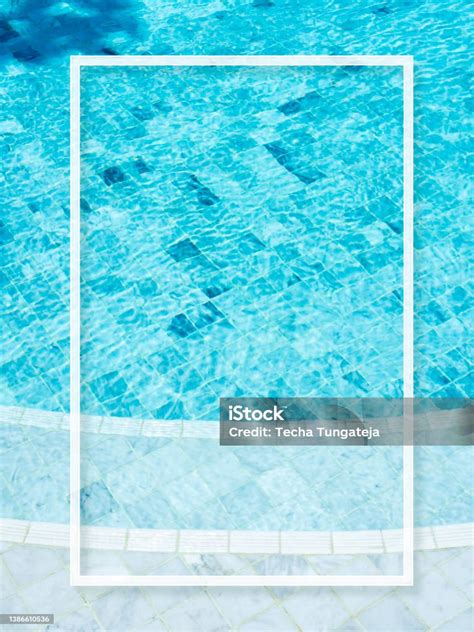 미니멀한 흰색 얇은 선은 수영장 배경의 푸른 물 표면에 장식 된 사각형 테두리 프레임을 만듭니다 여름 휴가 시간 휴가 개념 수직 스타일에 대한 빈 공간 개념에 대한 스톡