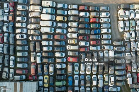 버려진 깨진 차가 줄지어있는 쓰레기 뜰의 큰 주차장의 조감도 오래된 차량의 재활용 0명에 대한 스톡 사진 및 기타 이미지 0명 가리기 강철 Istock