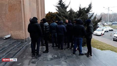 ՈՒՂԻՂ․ Քաղաքացիները հարկերի բարձրացման դեմ բողոքի ակցիա են անում քաղաքապետարանի մոտ Youtube