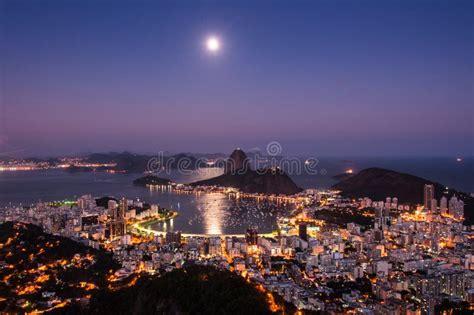 Opinión Hermosa De La Noche Rio De Janeiro Foto de archivo Imagen de