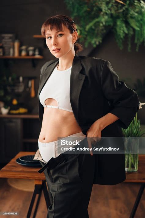 현대적인 부엌 환경에서 세련 된 의상을 입은 젊은 임산부는 포즈를 취합니다 가정 생활에 대한 스톡 사진 및 기타 이미지 가정 생활 가정 주방 가정의 방 Istock
