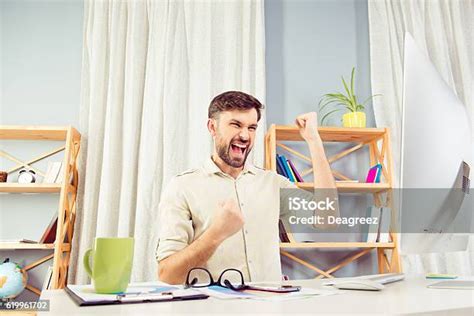 젊은 남자는 자신의 목표를 묵인하고 제기 주먹을 보여주는 감정에 대한 스톡 사진 및 기타 이미지 감정 격노한 경영자 Istock