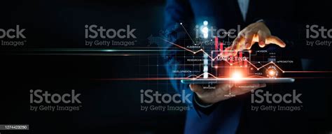 디지털 온라인 마케팅 태블릿 및 분석 판매 데이터 그래프 성장을 사용하여 글로벌 네트워크 연결에 대한 전략 솔루션 분석 및 개발