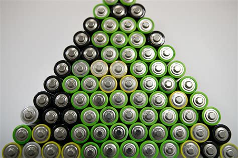 사용한 알카라인 배터리의 더미의의 근접 촬영 근접 촬영의 다채로운 축전지의 스토리지 배터리 에너지 배경 선택의 다채로운 행 알카라인 배터리 Aa 크기입니다 행에 여러 배터리