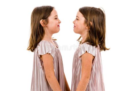 Identisches Zwillingsm Dchen Betrachtet Einander Und Das L Cheln Stockfoto Bild Von Haar