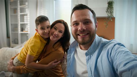 행복한 백인 가족 온라인 화상 통화에서 대화 안녕하세요 인사말 웹캠을 보면서 아버지 어머니 아들 블로거 녹화 브이로그 부모님